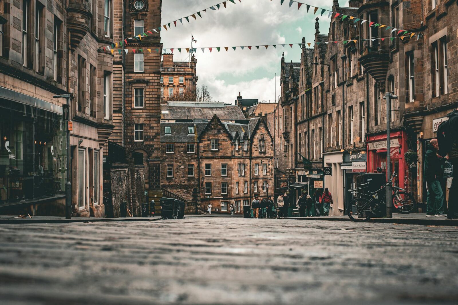 The Ultimate Guide to London to Edinburgh by Train: Tips & Itinerary
